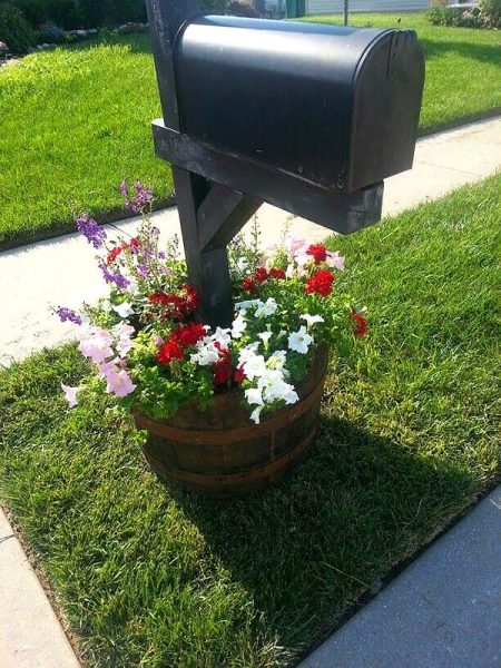 30 Charming Mailbox Landscaping Ideas With Flower Beds
