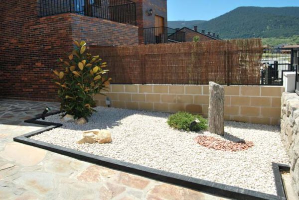 30 Awesome Front Yard White Rock Landscaping Ideas