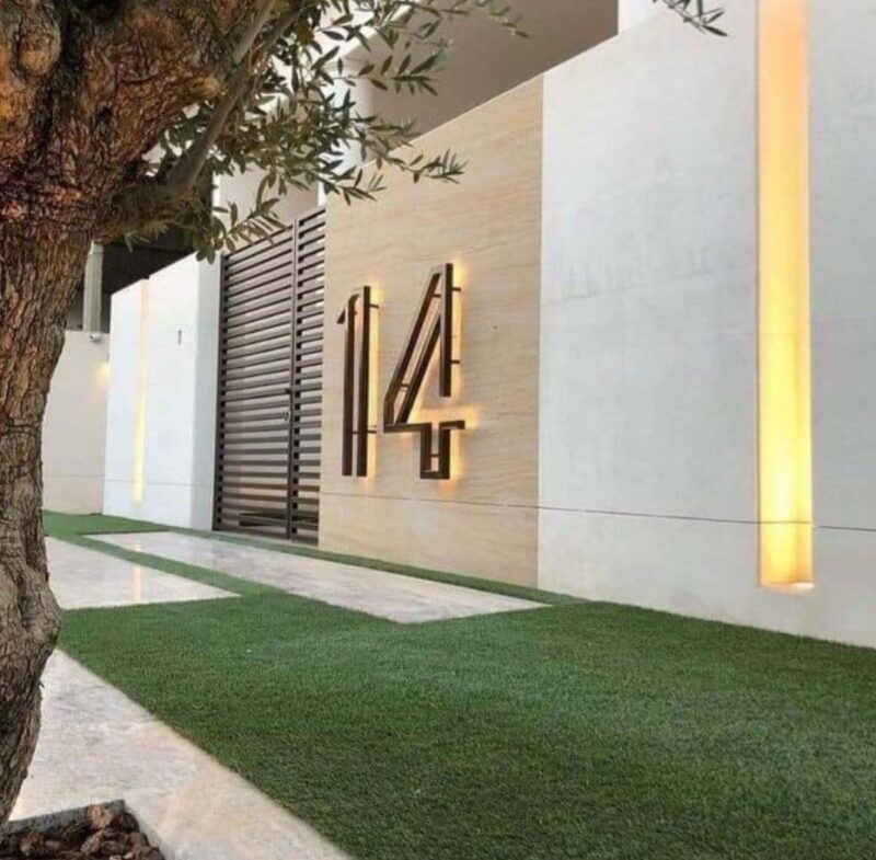 30 Stunning Ideas for Walls and Fences to Elevate Your Home's Curb Appeal