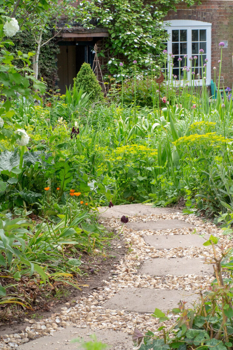 27 Garden Path Ideas Embracing Natural and Recycled Materials