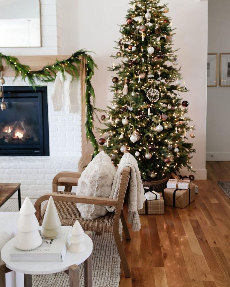 Festive Splendor Awaits: 25 Enchanting Christmas Mantle Decor Inspirations