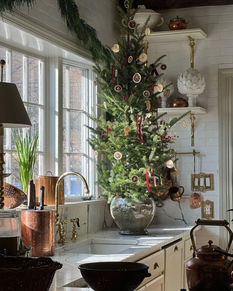 25 Charming Kitchen Christmas Decorations to Sprinkle Holiday Magic ...