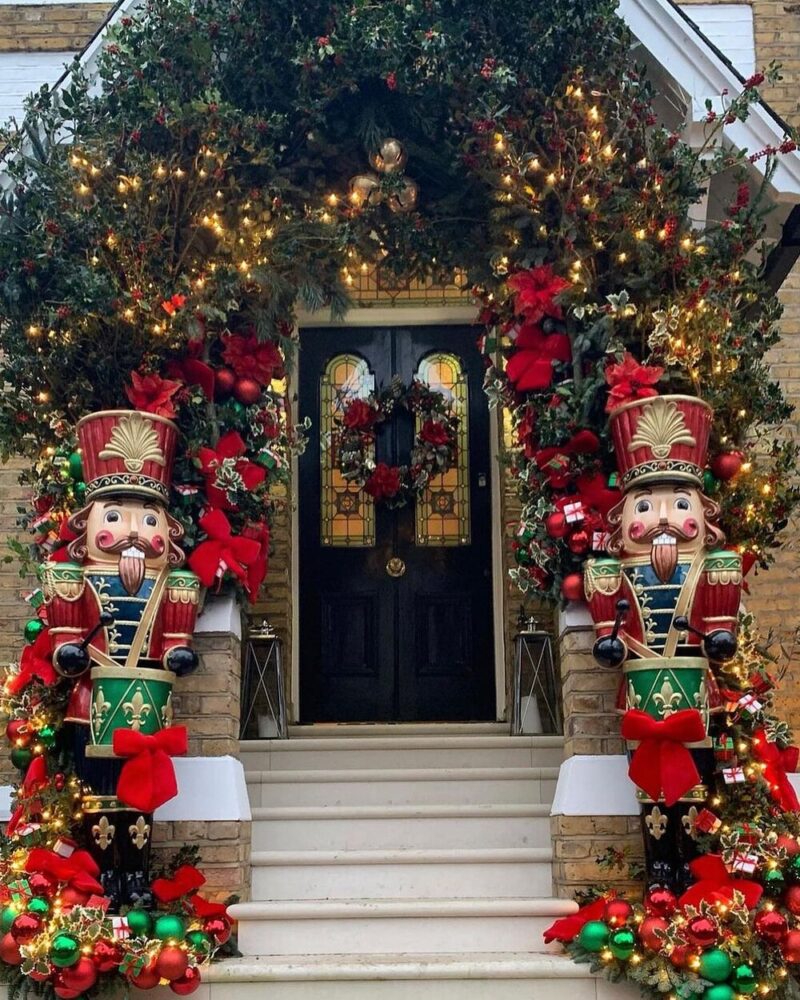 25 Amazing Outdoor Christmas Decorations To Make Your Home a Magical One