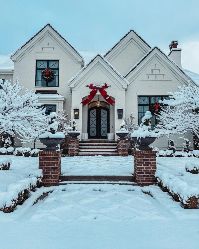 25 Amazing Outdoor Christmas Decorations To Make Your Home a Magical One