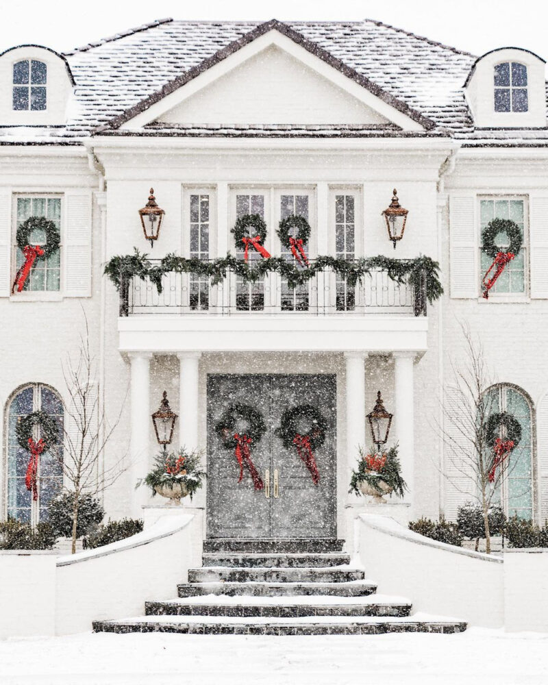 25 Amazing Outdoor Christmas Decorations To Make Your Home a Magical One