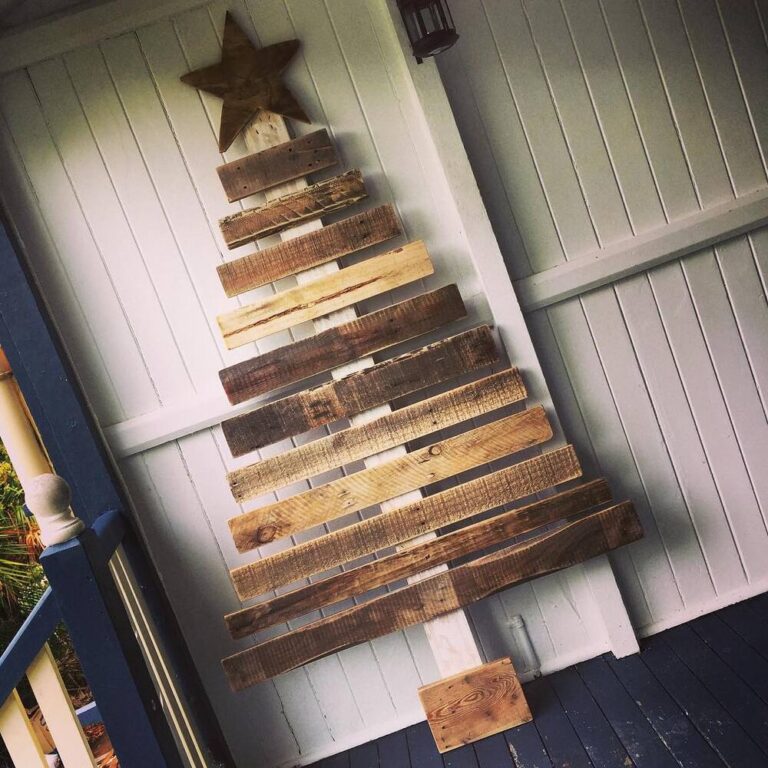 25 Creative DIY Wooden Christmas Trees to Spruce Up Your Holiday Decor