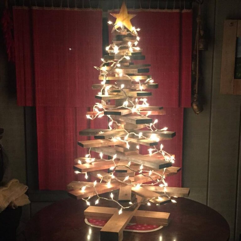 25 Creative DIY Wooden Christmas Trees to Spruce Up Your Holiday Decor