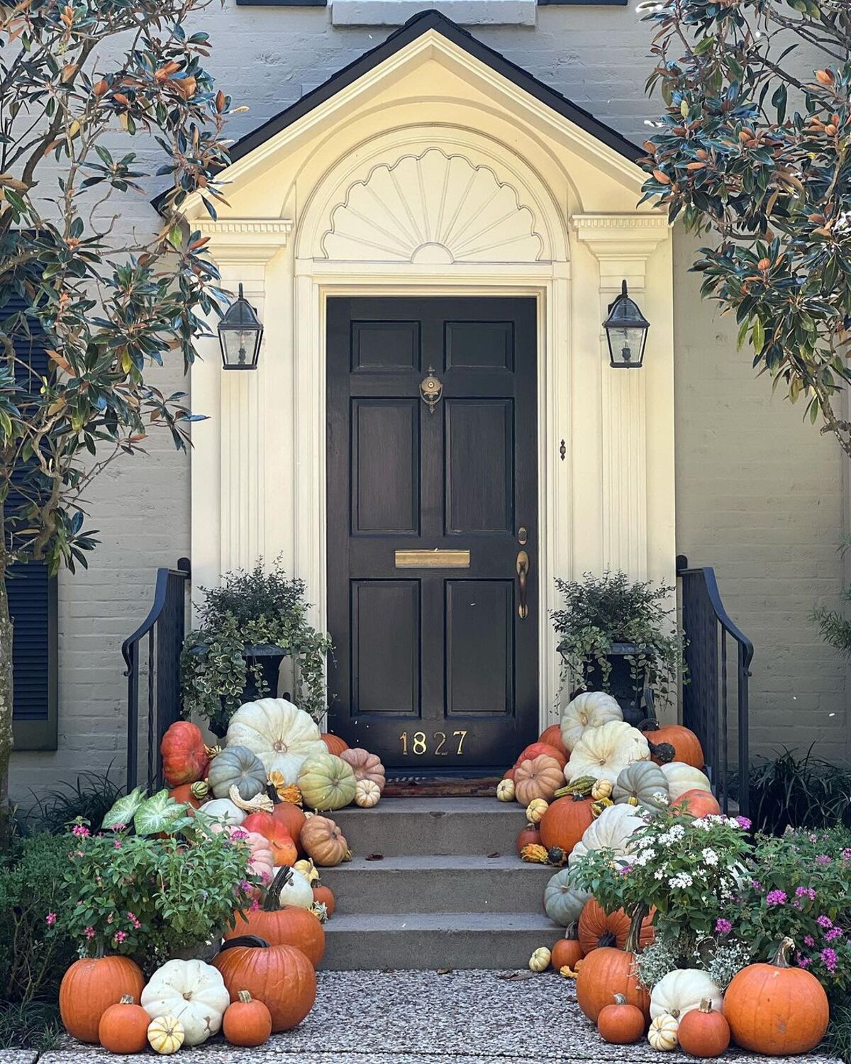 16 Fall House Exterior Decorating Ideas to Celebrate the Season in Style