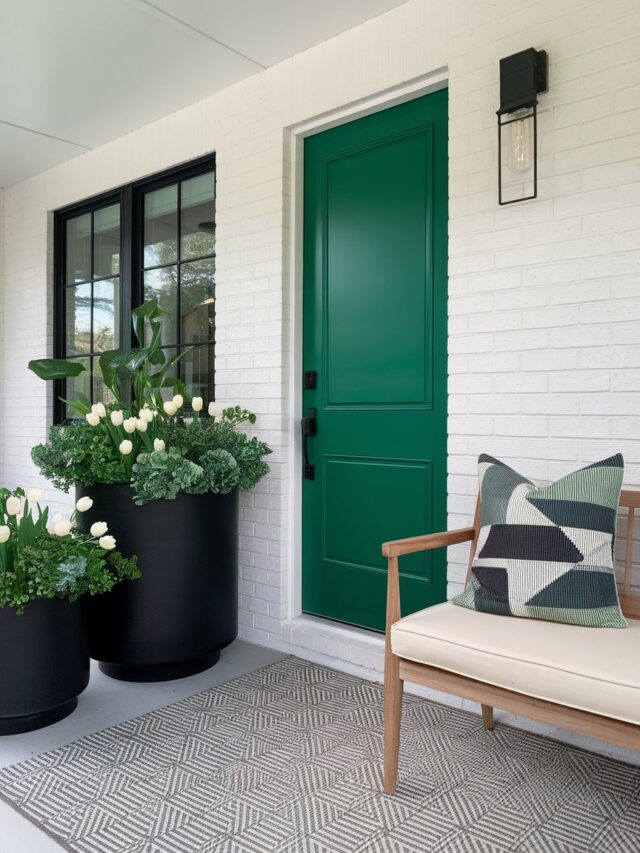 25 Stunning Spring Front Porch Ideas for Homes with Green Doors
